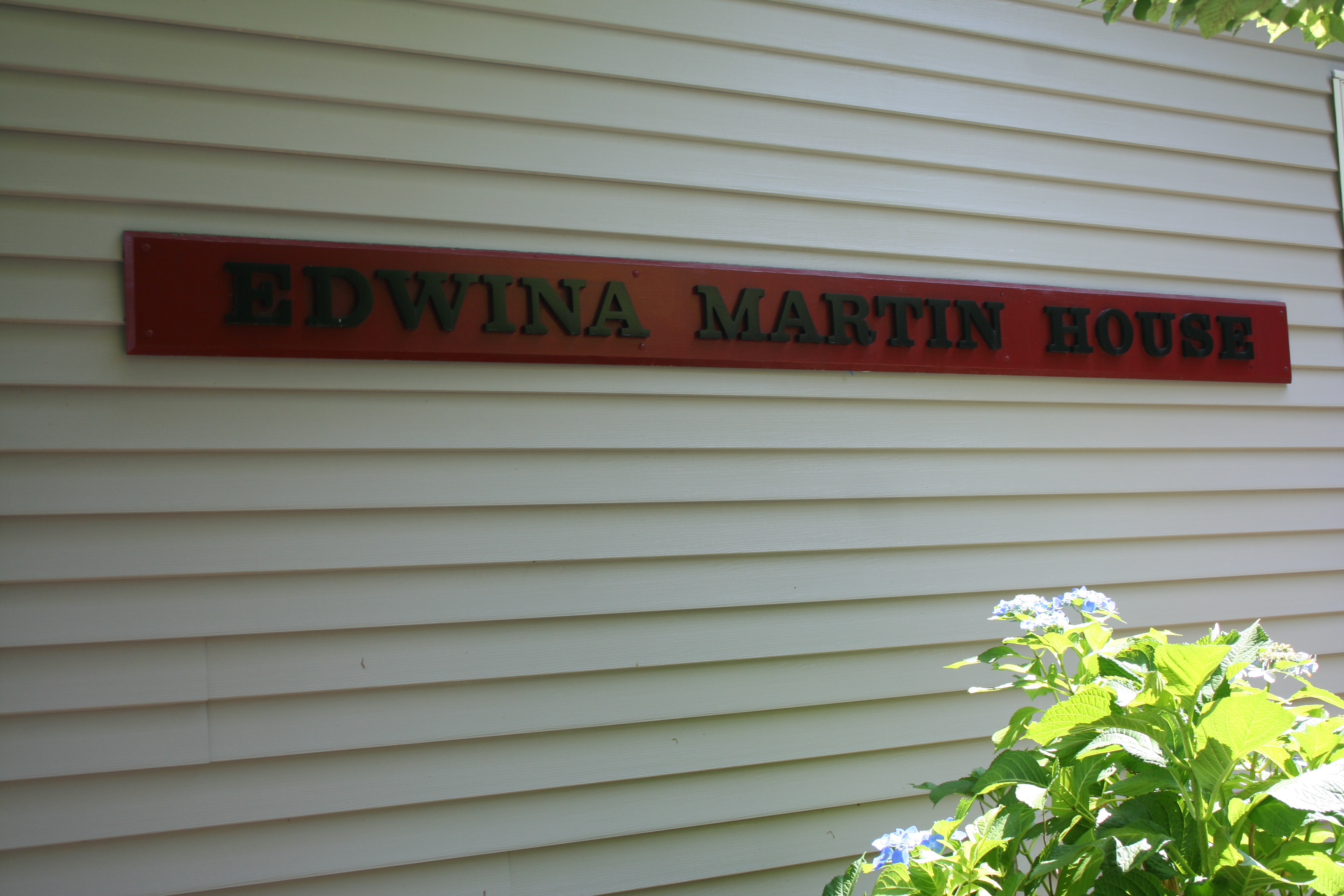 Edwina Martin House Hosts Comedy Show to Support Woman in Recovery